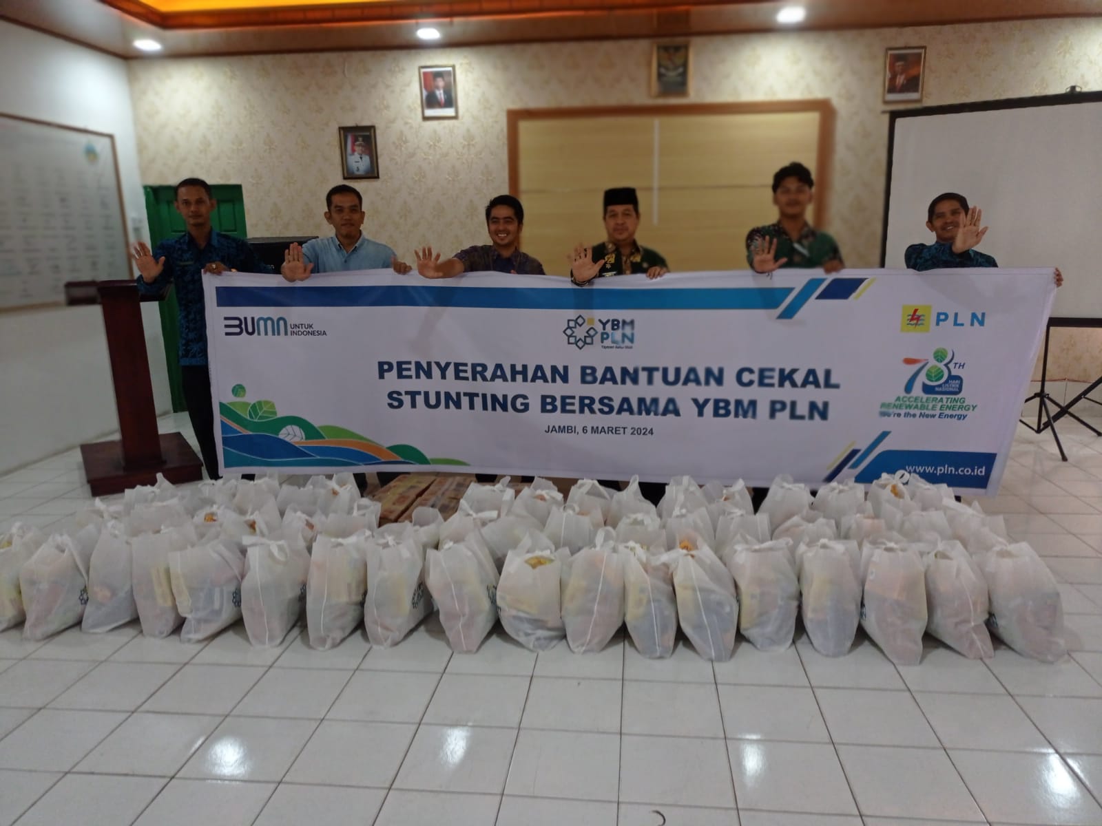 Menyambut Bulan Suci Ramadhan PLN ULP Kuala Tungkal Bersama YBM PLN Salurkan Bantuan 50 Paket ...